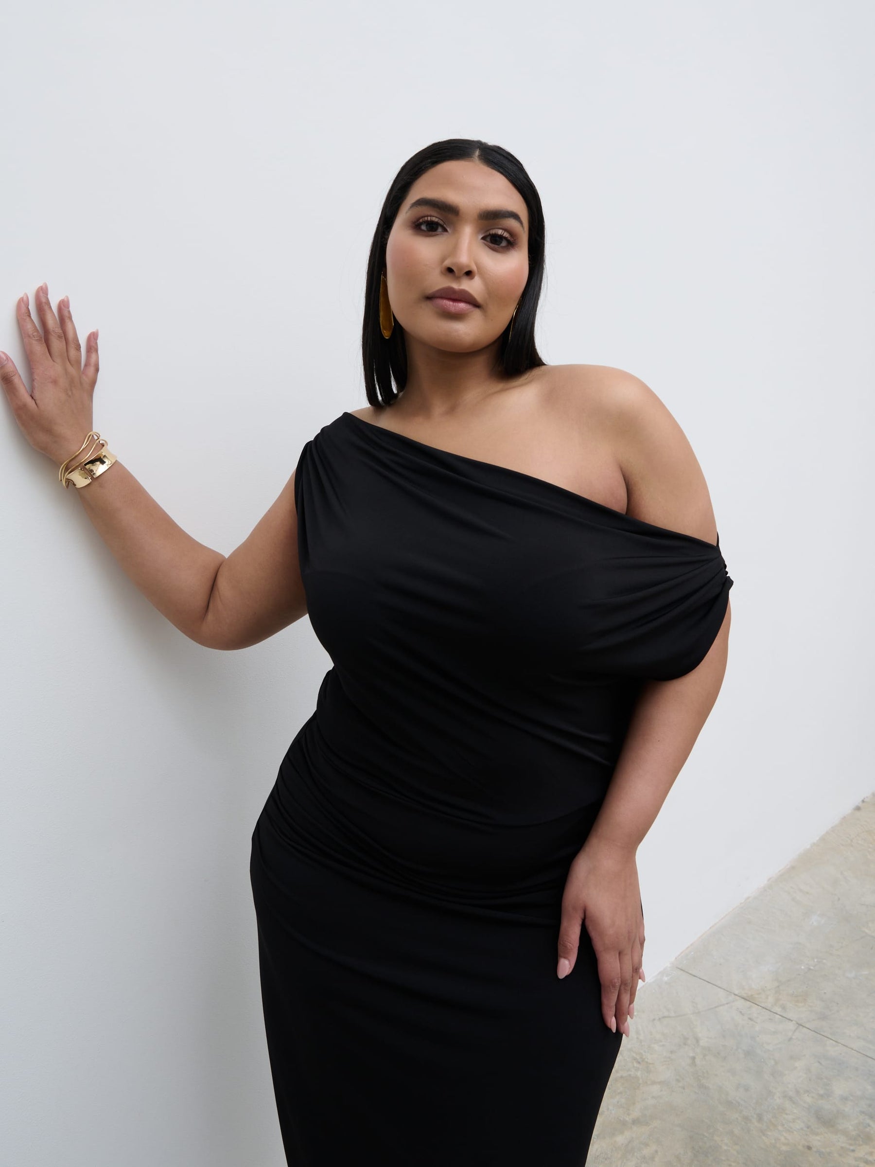 Janece Asymmetric Jersey Dress Curve - Black – Pretty Lavish